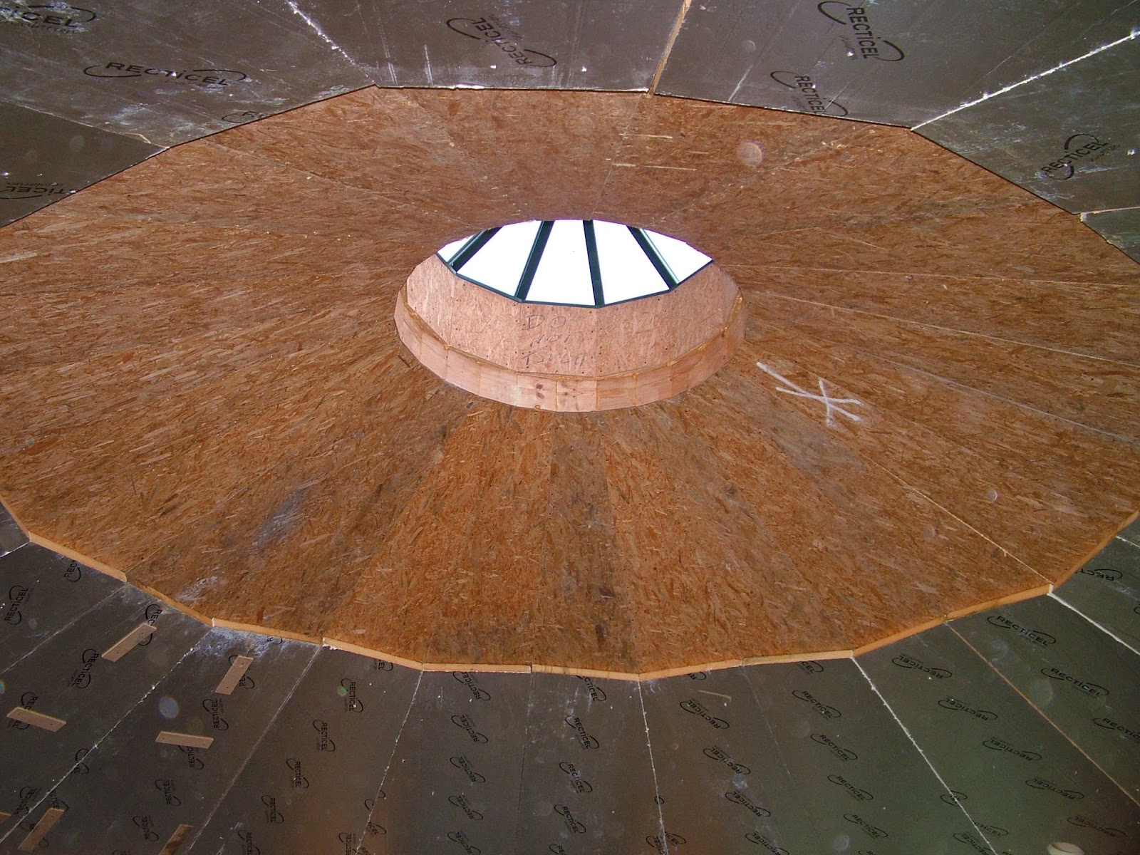 Ardailly Ecoroundhouses: Insulating the roof. Spaceship Ardailly