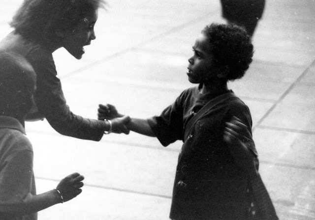 "Get your knuckles rapped" nghĩa là gì?