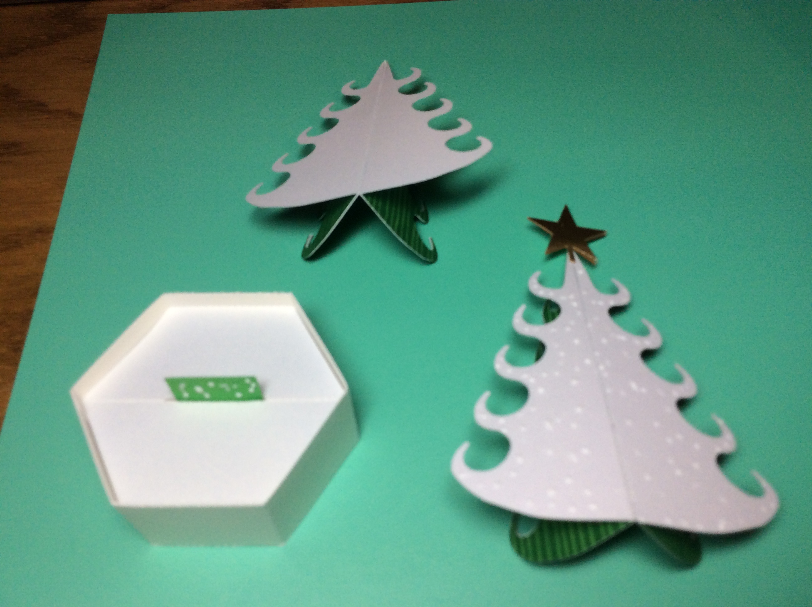 Papercrafts and other fun things: A Christmas Tree Pop-Up With Ornaments
