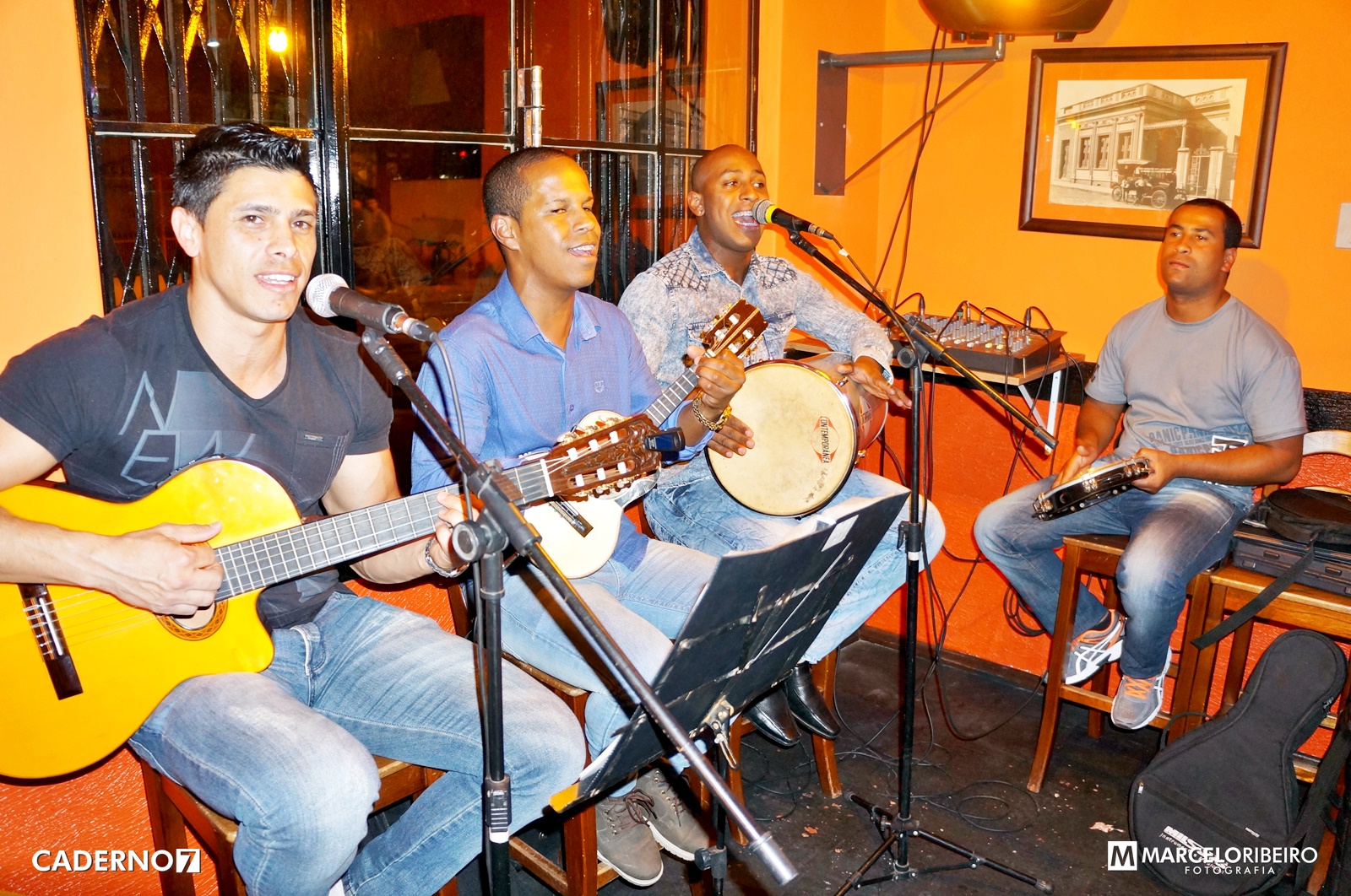 Caderno7: Grupo Tudo Nosso faz o pagode da noite de sábado no Sam'Bar Caderno7: Grupo Tudo Nosso faz o pagode da noite de sábado no Sam'Bar