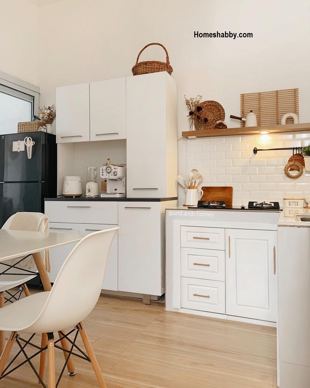 7 Model Desain Kitchen Set Serba Putih, Dapur Terlihat Bersih dan ...