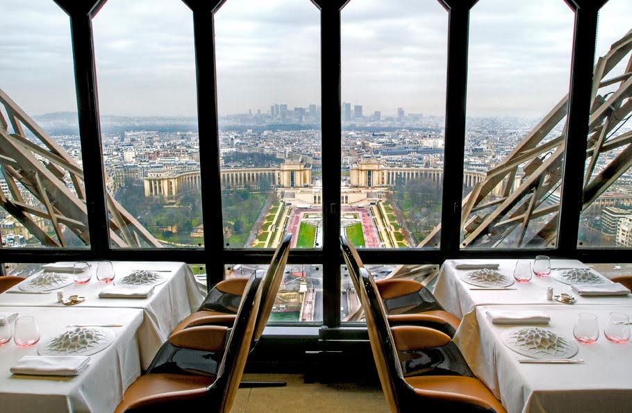 Passion For Luxury : Le Jules Verne restaurant