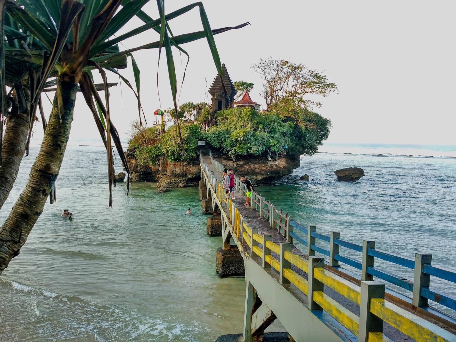 Menikmati Malam dan Suasana Pagi di Pantai Balekambang - OMBONEJAGAD
