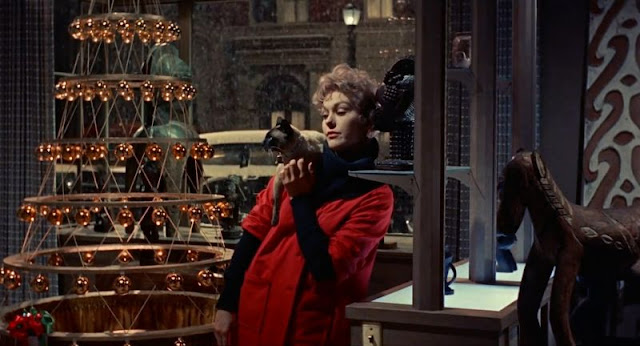 20 Lovely Photos of Kim Novak With Her Cat Pyewacket in “Bell, Book ...