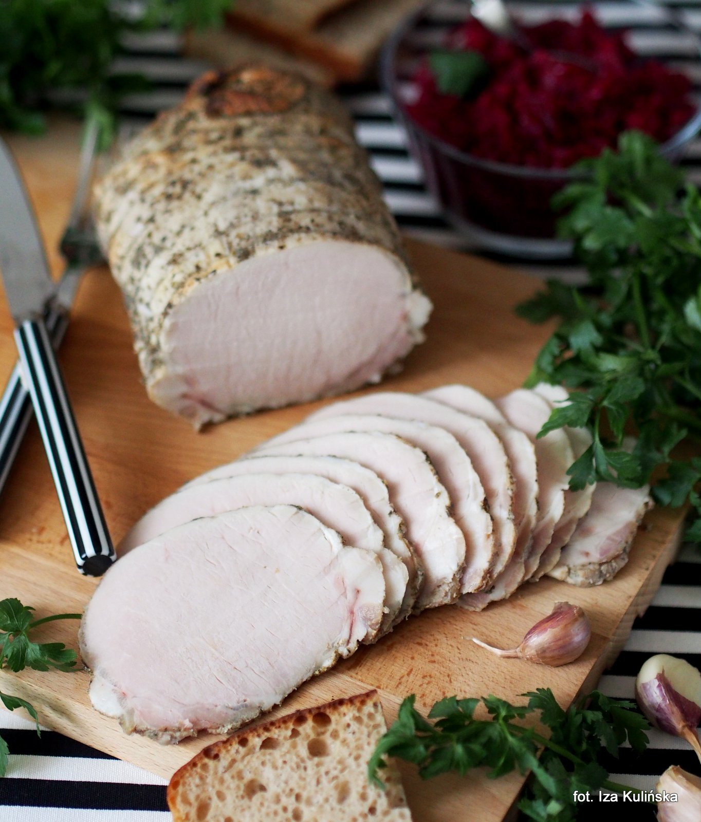 Domowa wędlina. Schab pieczony z czosnkiem i majerankiem | Smaczna Pyza