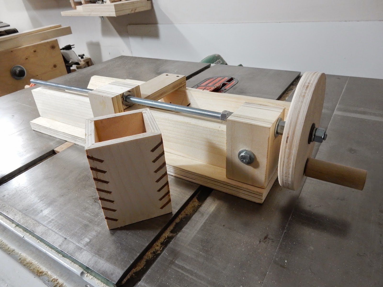 Jax Design: Spline jig with an adjustment stop