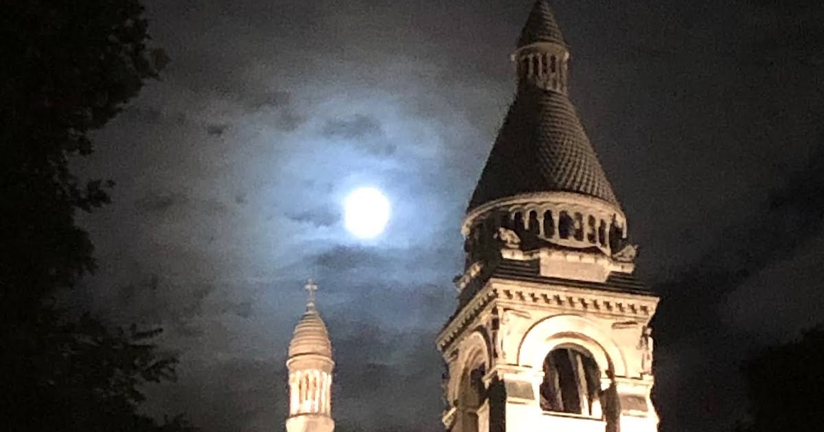 Focus On Paris: Moon Monday