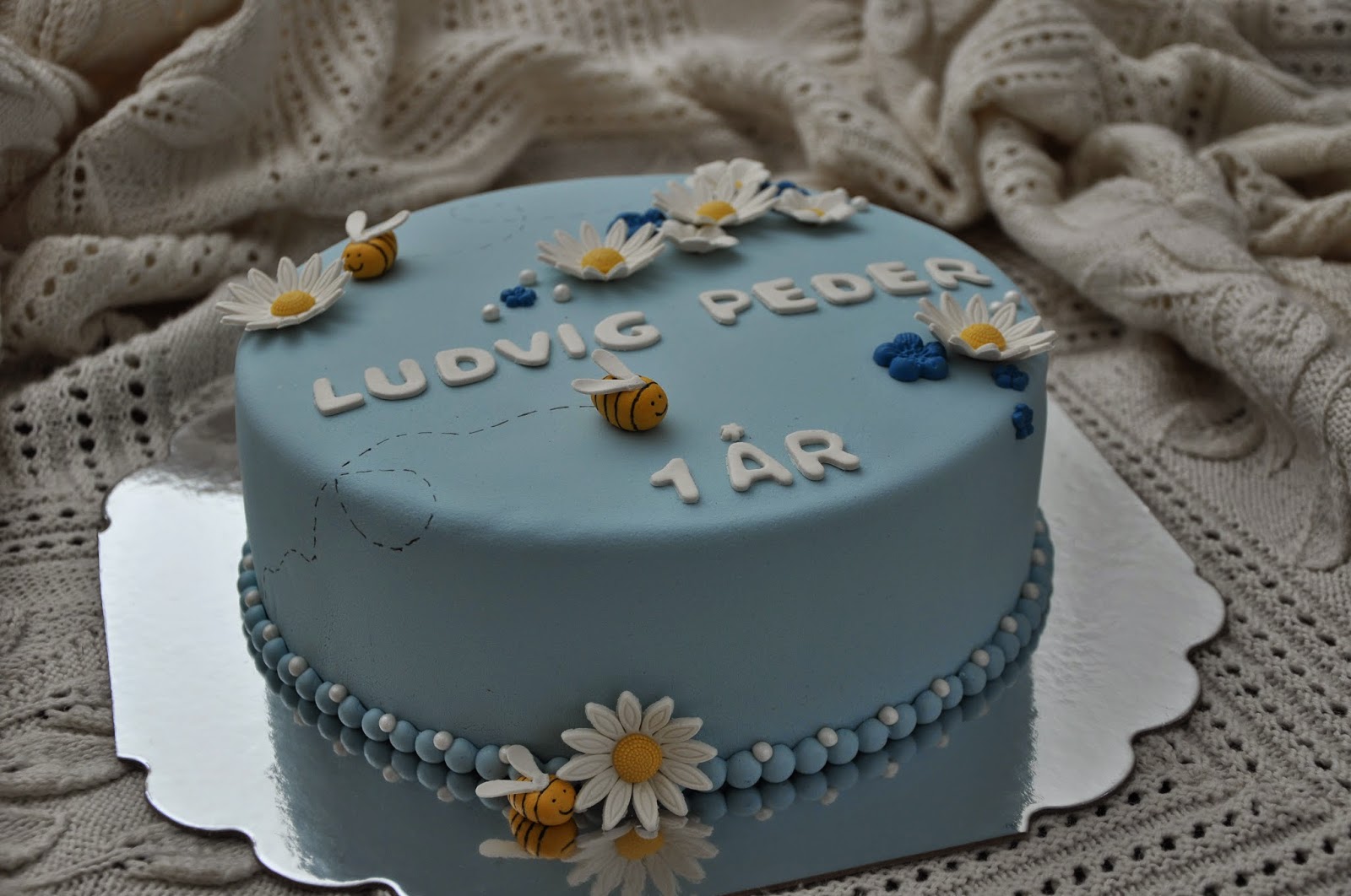 Cakes&Kris: Bursdagskake - Sjokoladekake med hvit mousse og passion curd