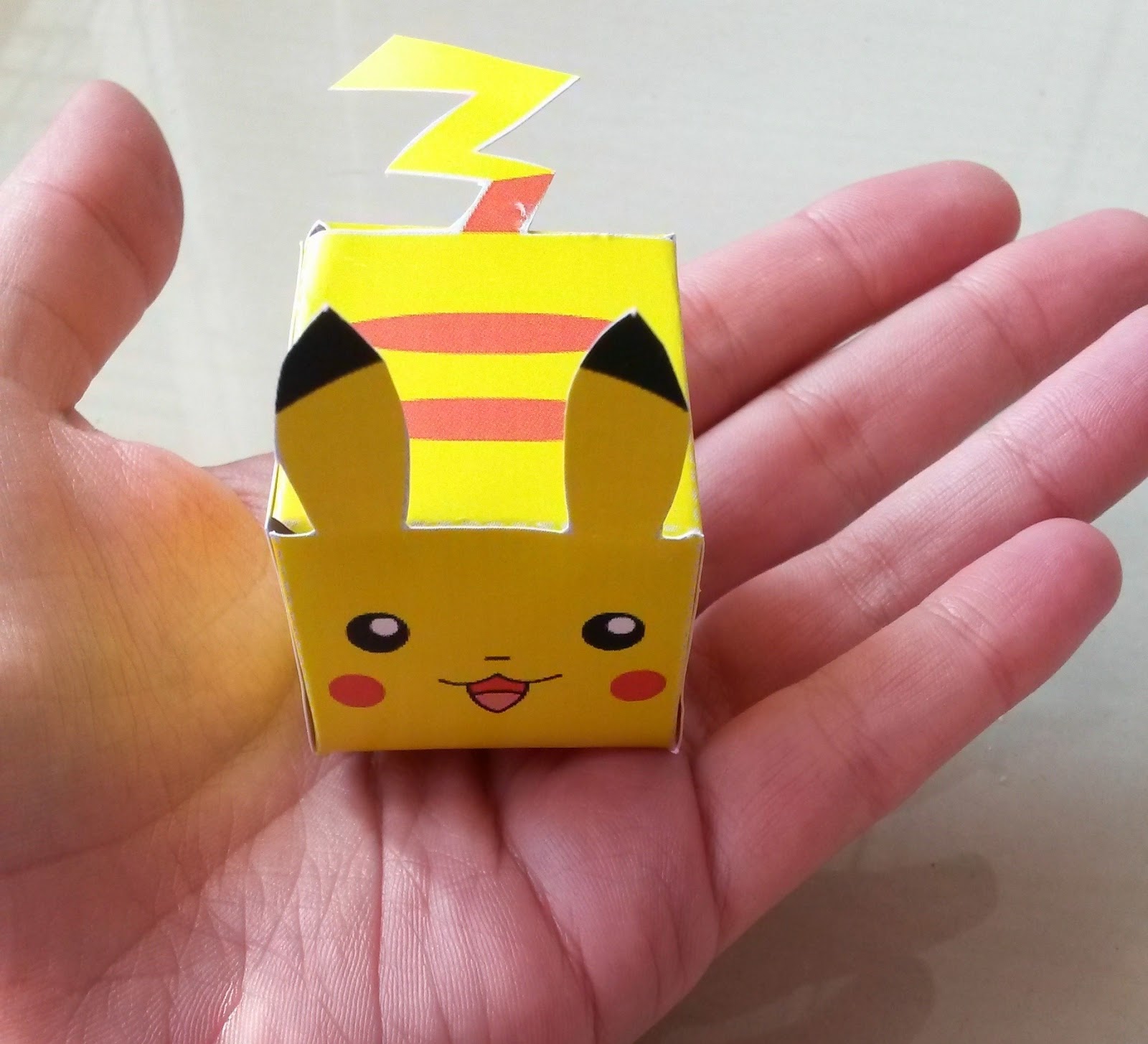 Glitter Rosa: Paper Toy Pikachu