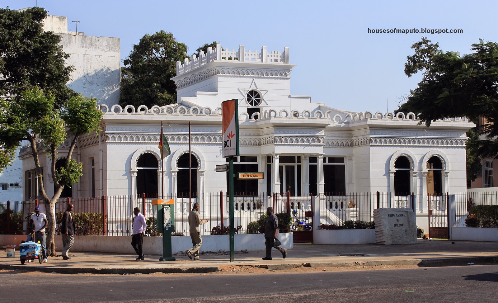 Museu Nacional de Geologia - Av 24 de Julho com Av. Mártires da Machava