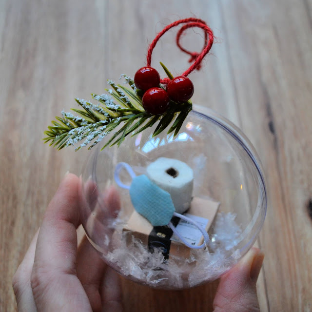 East Coast Mommy: 5 Plastic Bulb Ornament Ideas