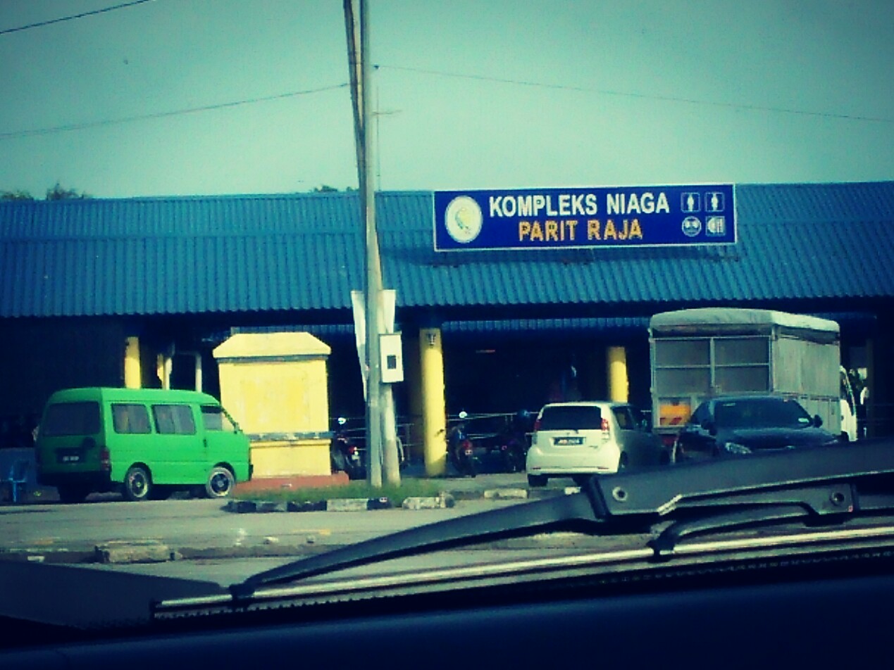 Kompleks Niaga Parit Raja apa cerita?