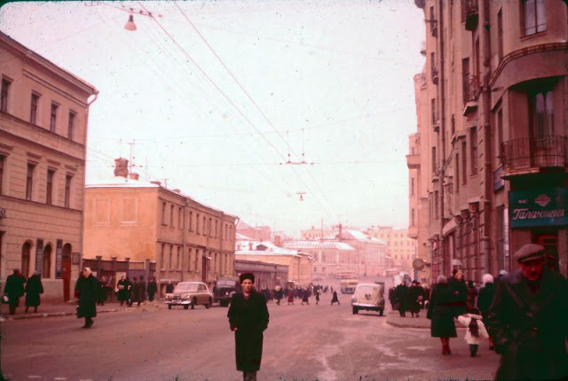 40 Fascinating Color Photos Capture Street Scenes of Moscow in the Mid ...