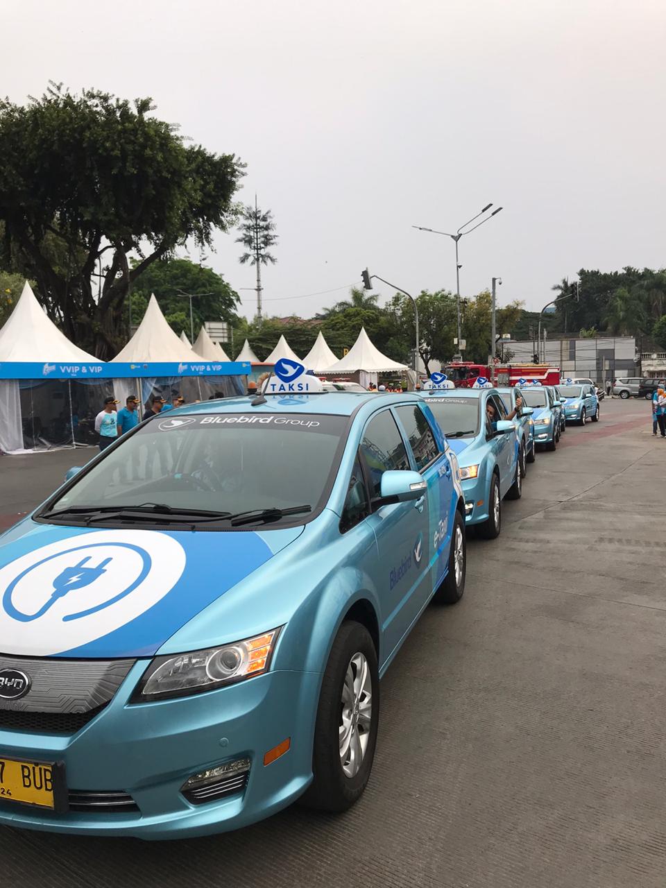 Armada Taksi Listrik Bluebird Ramaikan Karnaval Jakarta Langit Biru ...