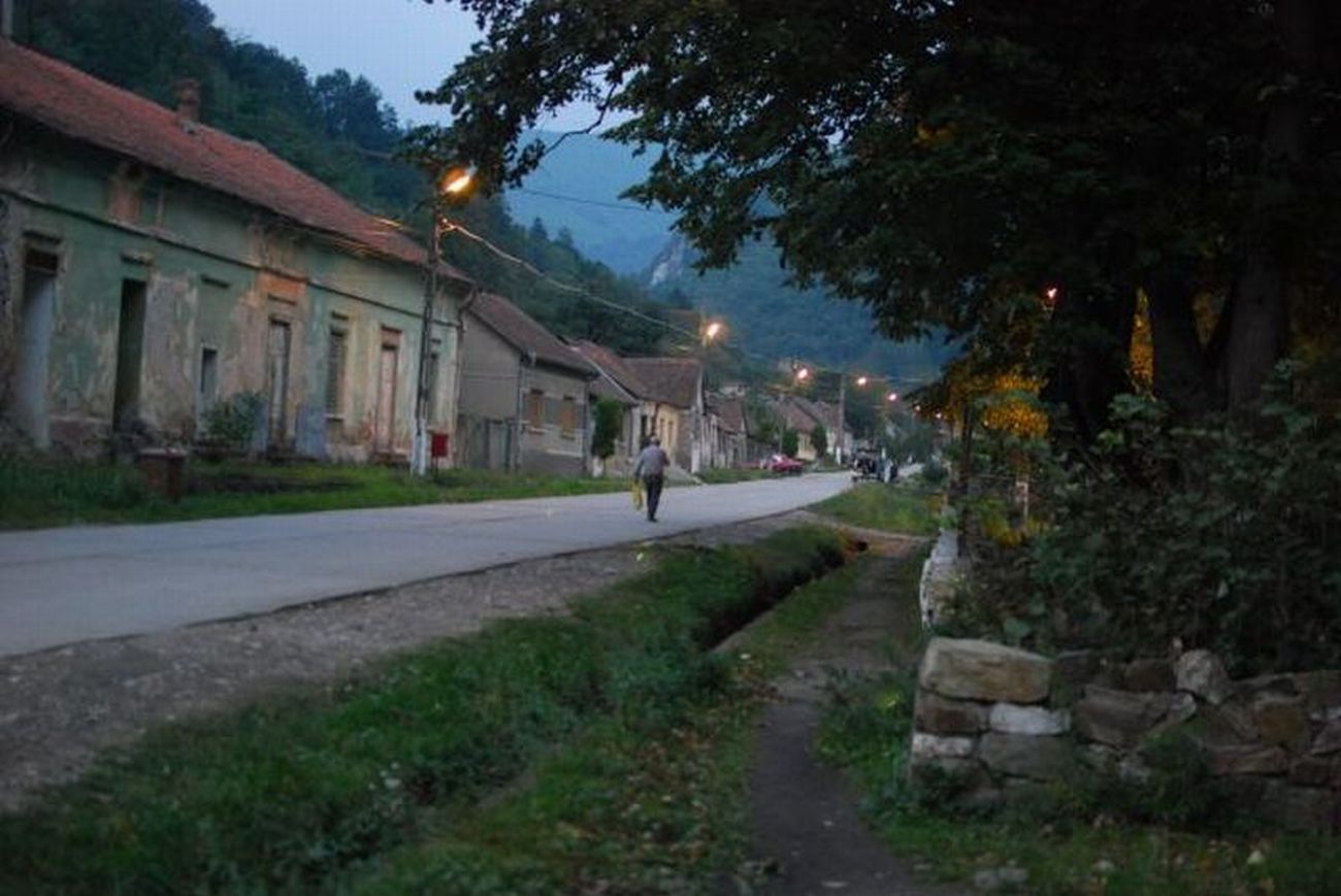 undeva la mijloc: Sasca Montană - La Moara Veche