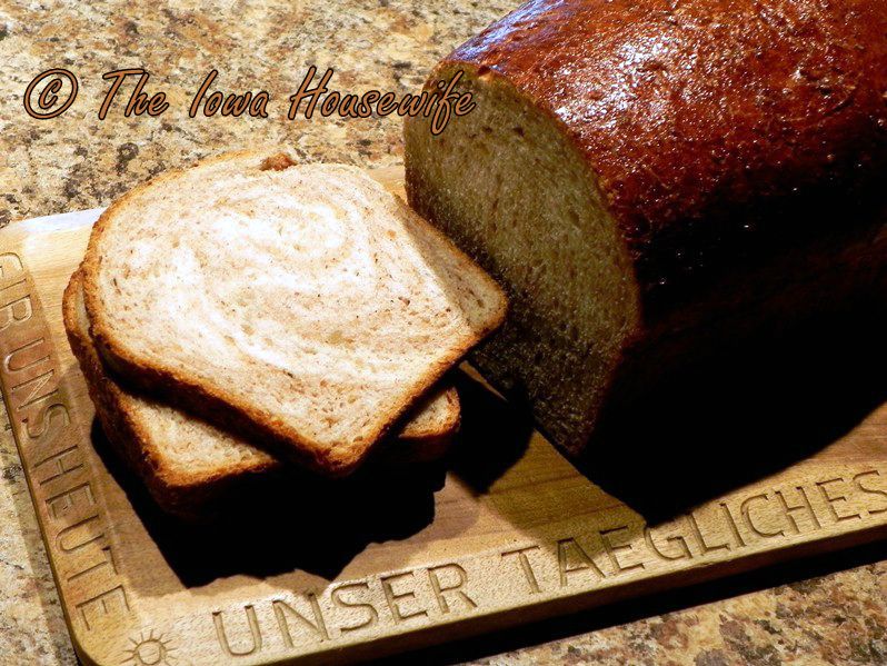 The Iowa Housewife: Walnut Bread
