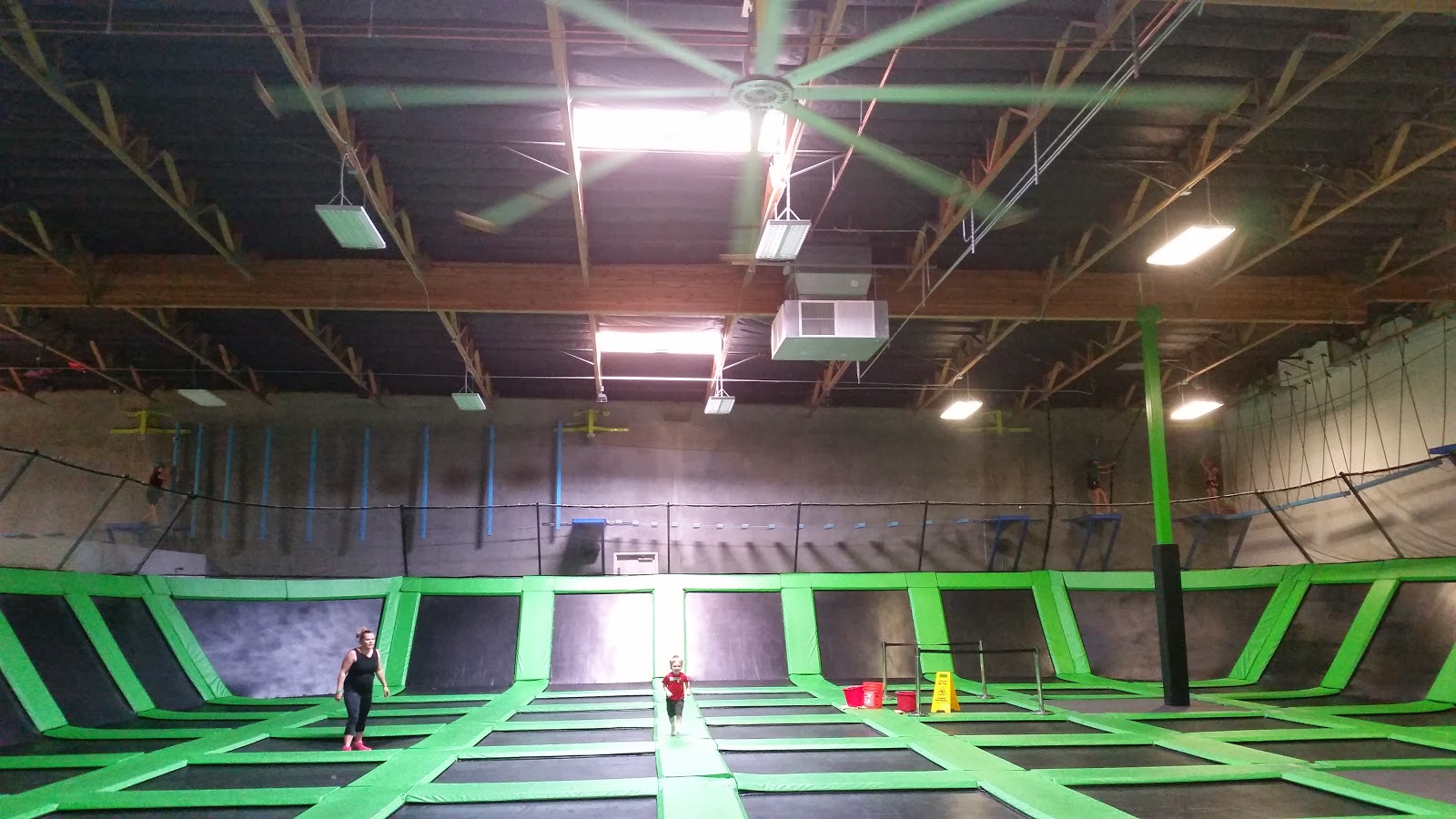 Kaukana Kotona: Jump around now