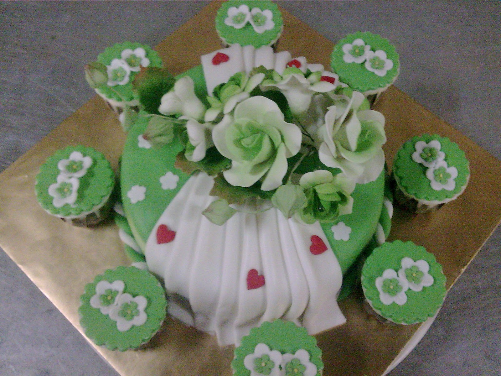 Set kek dan cupcake fondant untuk hantaran