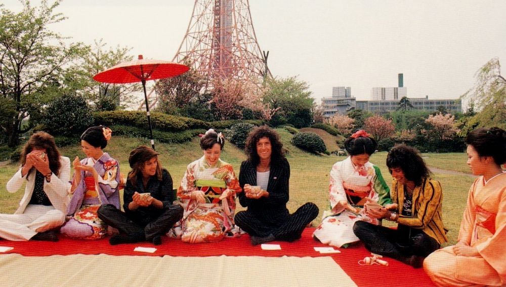 34 Candid Color Photographs of Queen’s First Visit to Japan in 1975 ...