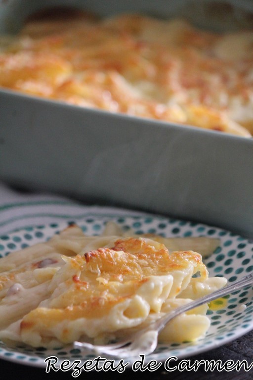 Macarrones con bechamel y nueces