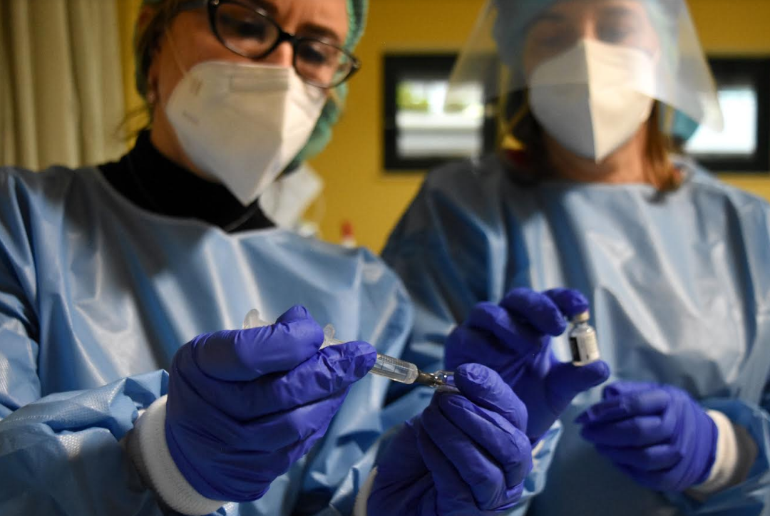 Vax day, somministrati i primi vaccini per anziani e operatori sanitari