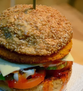 RESEP DAN CARA MEMBUAT BURGER IKAN SALMON ENAK DAN LEZAT