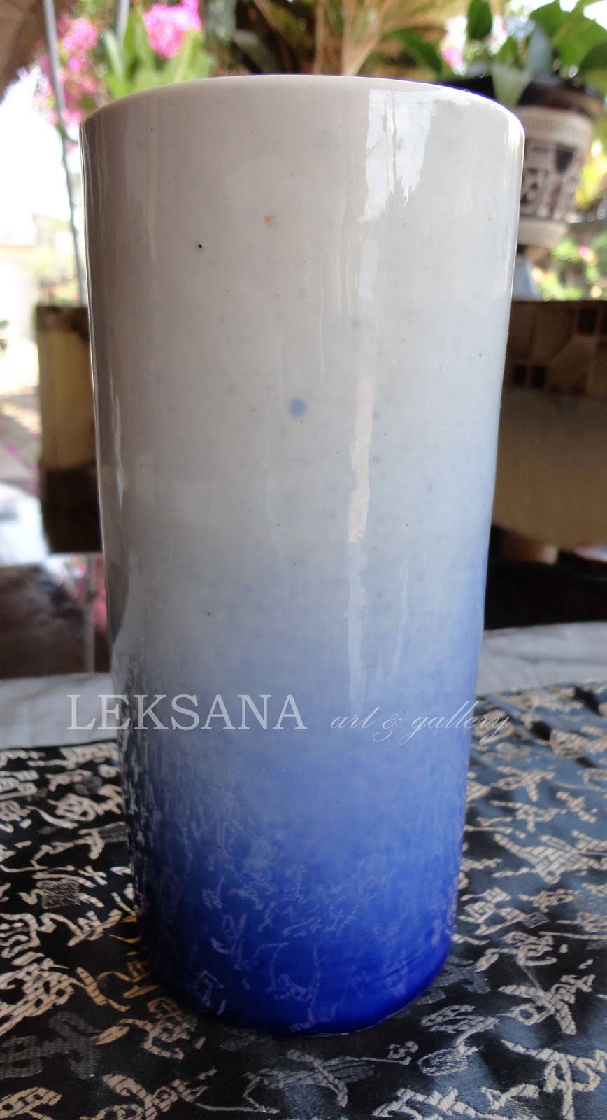 LEKSANA art: VAS BUNGA KERAMIK BIRU PUTIH