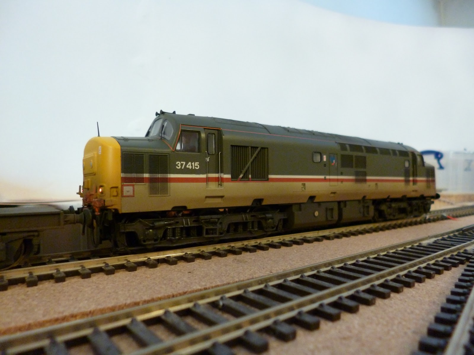 Choppers Railway: Watergate Halt: Intercity liveried class 37/4