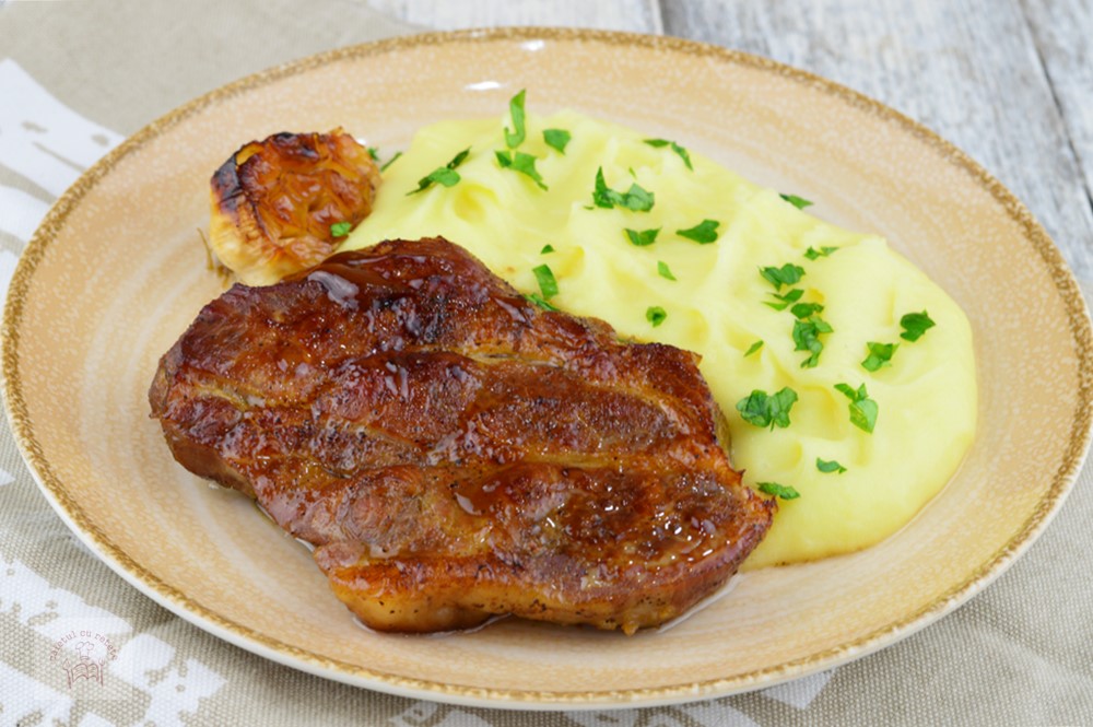 Ceafa de porc la cuptor, cu vin si usturoi - CAIETUL CU RETETE