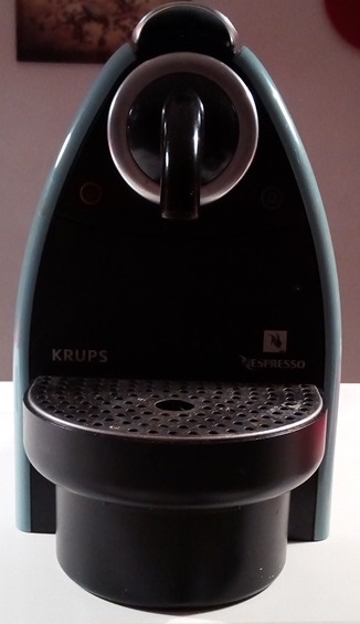 Solid-liquid extraction in hard cap espresso machine