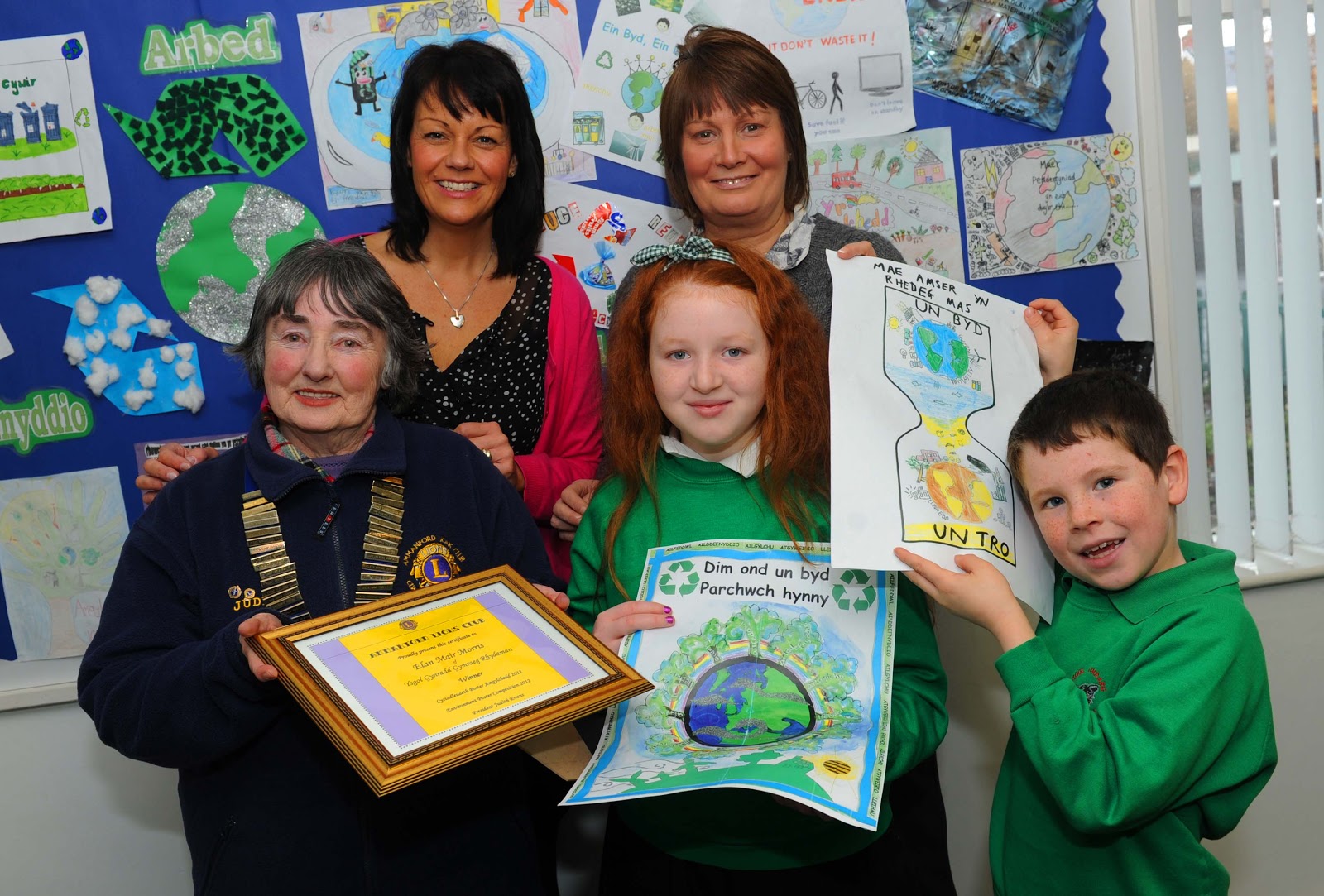 Glo Man: Plant Ysgol Gymraeg Rhydaman yn tynnu sylw at yr Amgylchedd