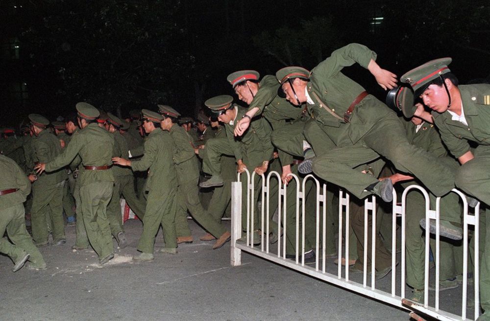 40 Amazing Photos From the 1989 Tiananmen Square Protests ~ Vintage ...