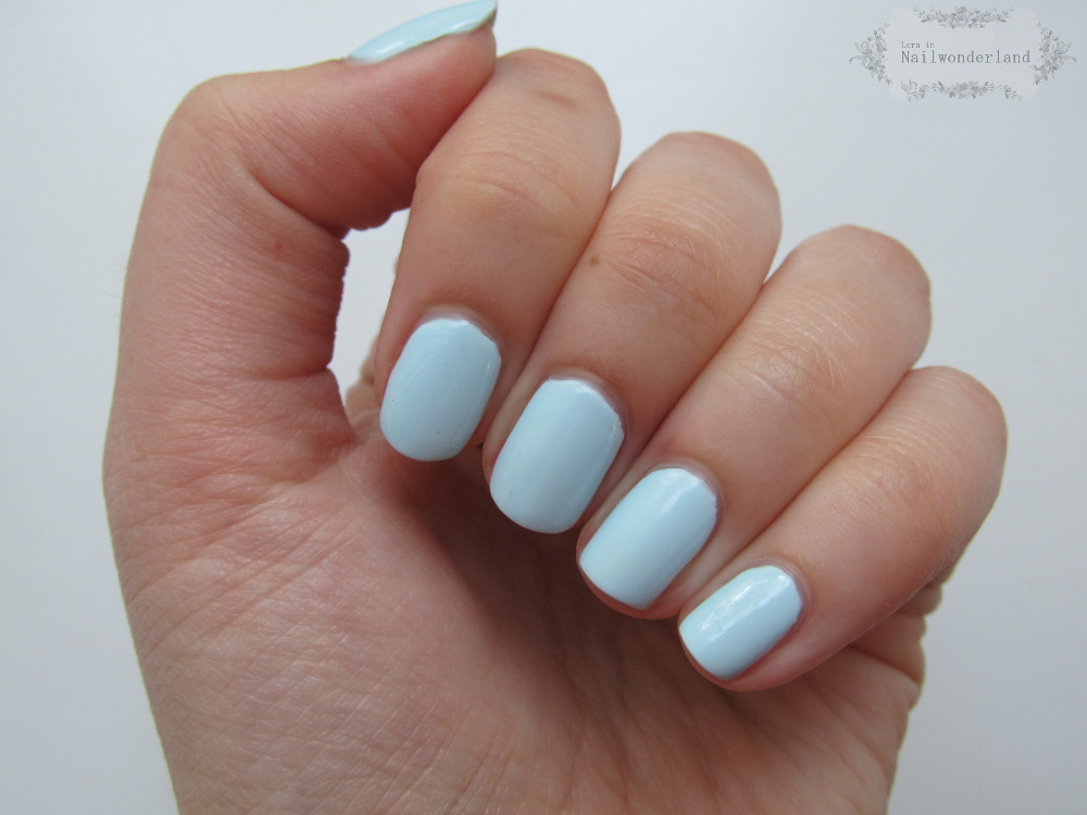 Lora in Nailwonderland: Essence The Gel 63 Itsy bitsy blue bikini