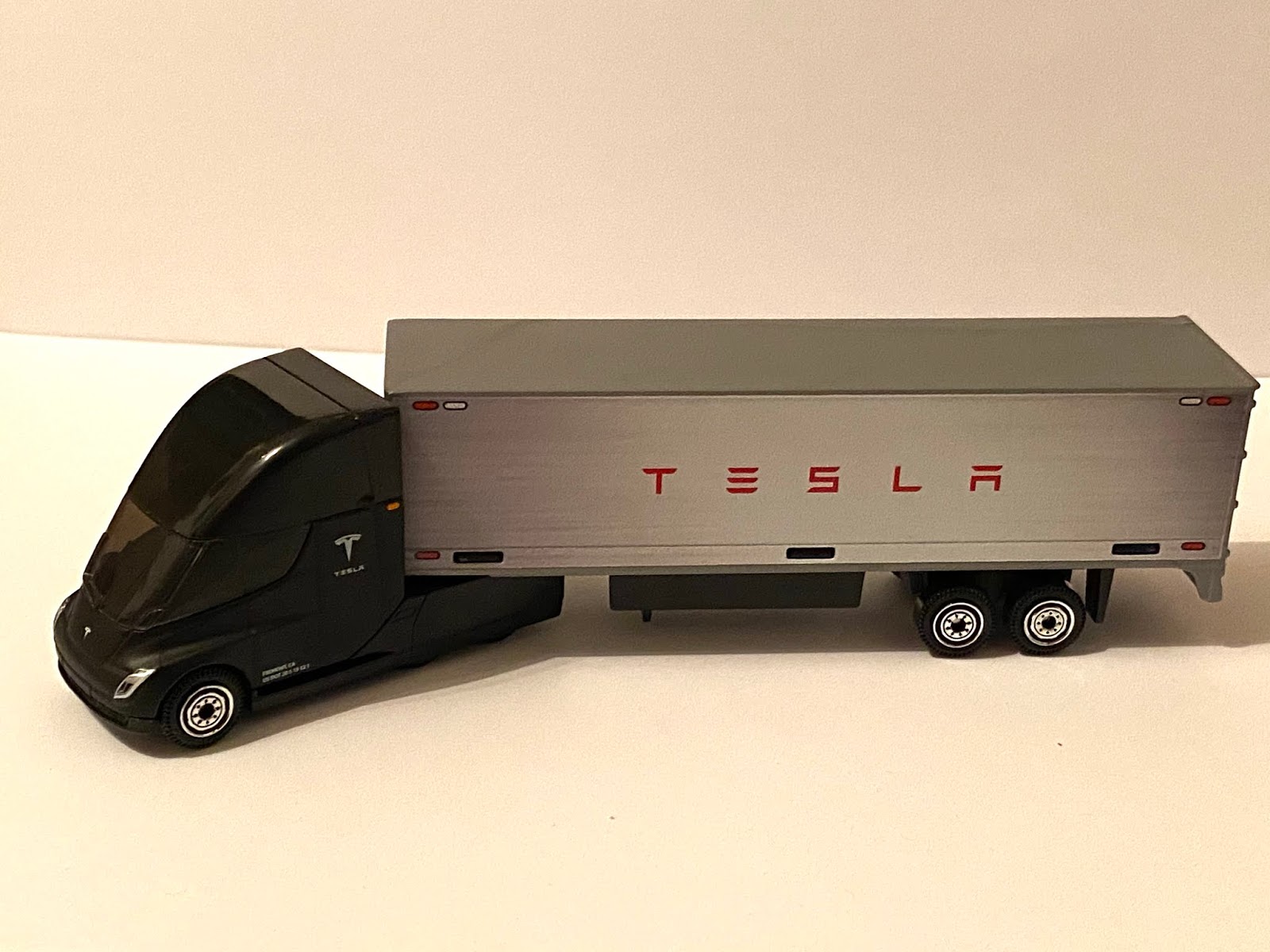 Modell:87: Elektrisierend - Der Tesla Semi von Matchbox