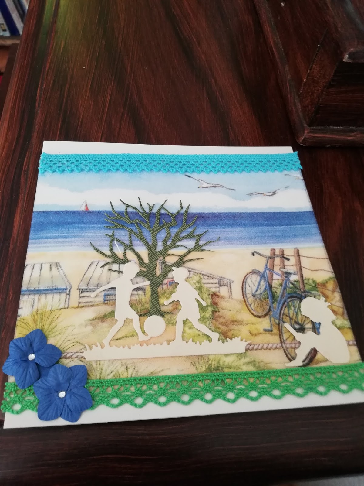 Kudonnasta kortteihin: Lapset rannalla