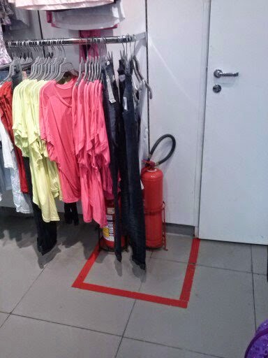 CRUZ VERDE CEARENSE: EXTINTOR OBSTRUÍDO - LOJA MARISA