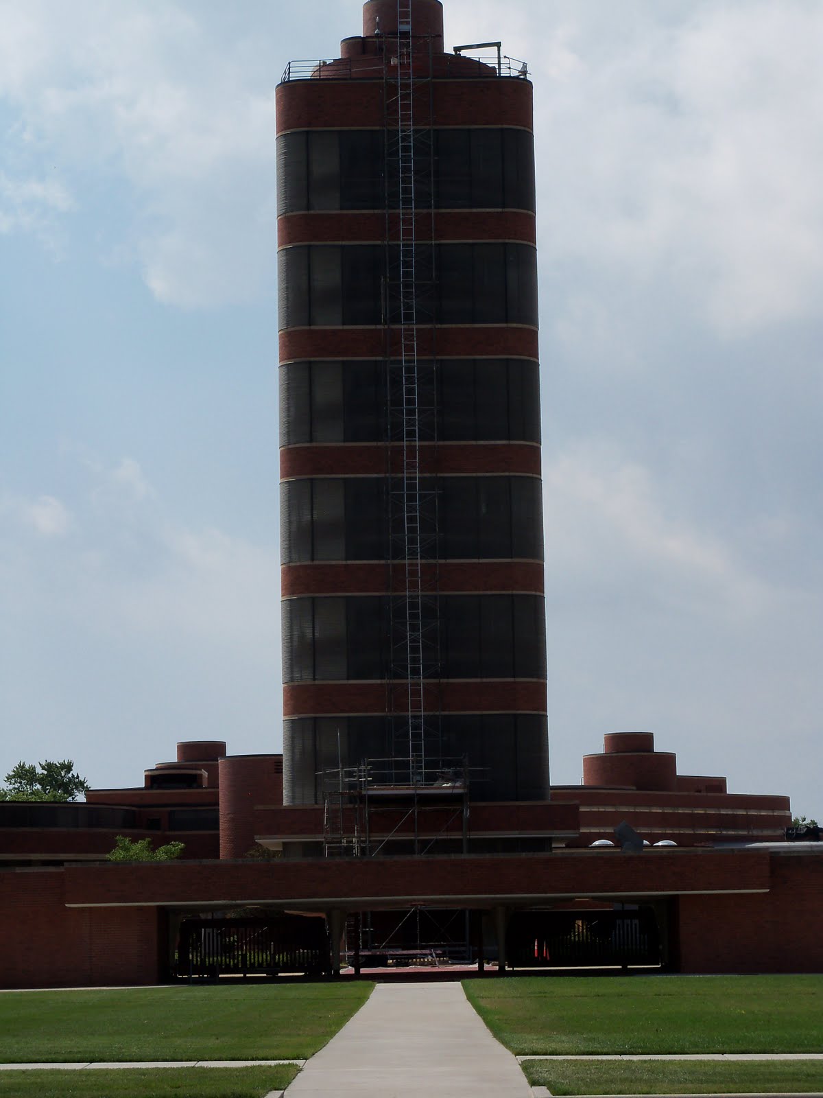 In Search of Frank Lloyd Wright: SC Johnson Building, Racine, Wisconsin