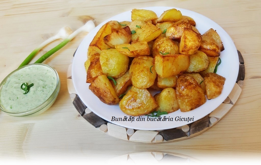 Cartofi noi fierti si prajiti cu sos de usturoi verde si iaurt ...