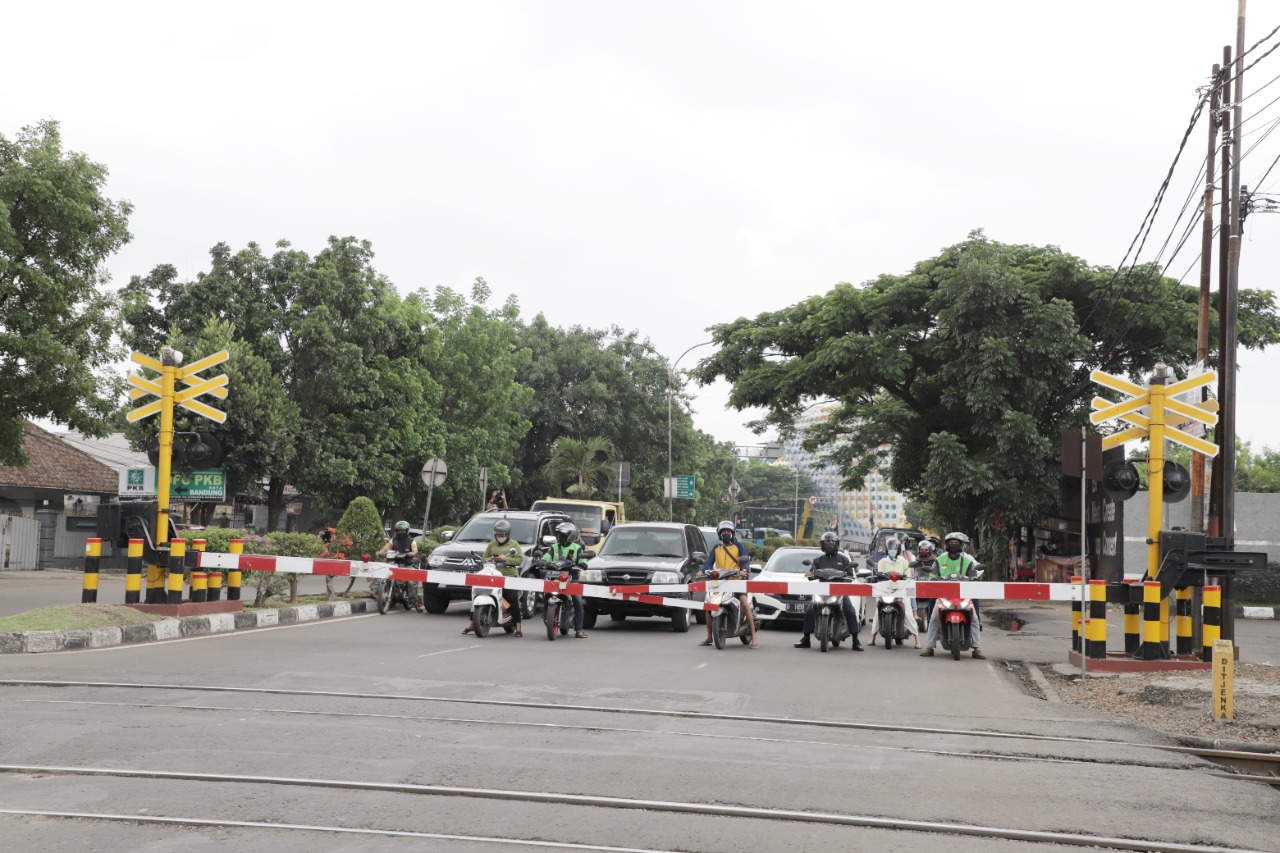 Foto: Tertib Berlalu Lintas saat di Perlintasan Sebidang Kereta Api