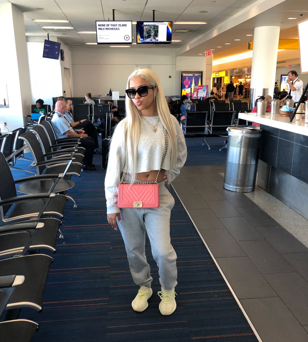 37 Hot Photos of Beautiful Solo Travelers