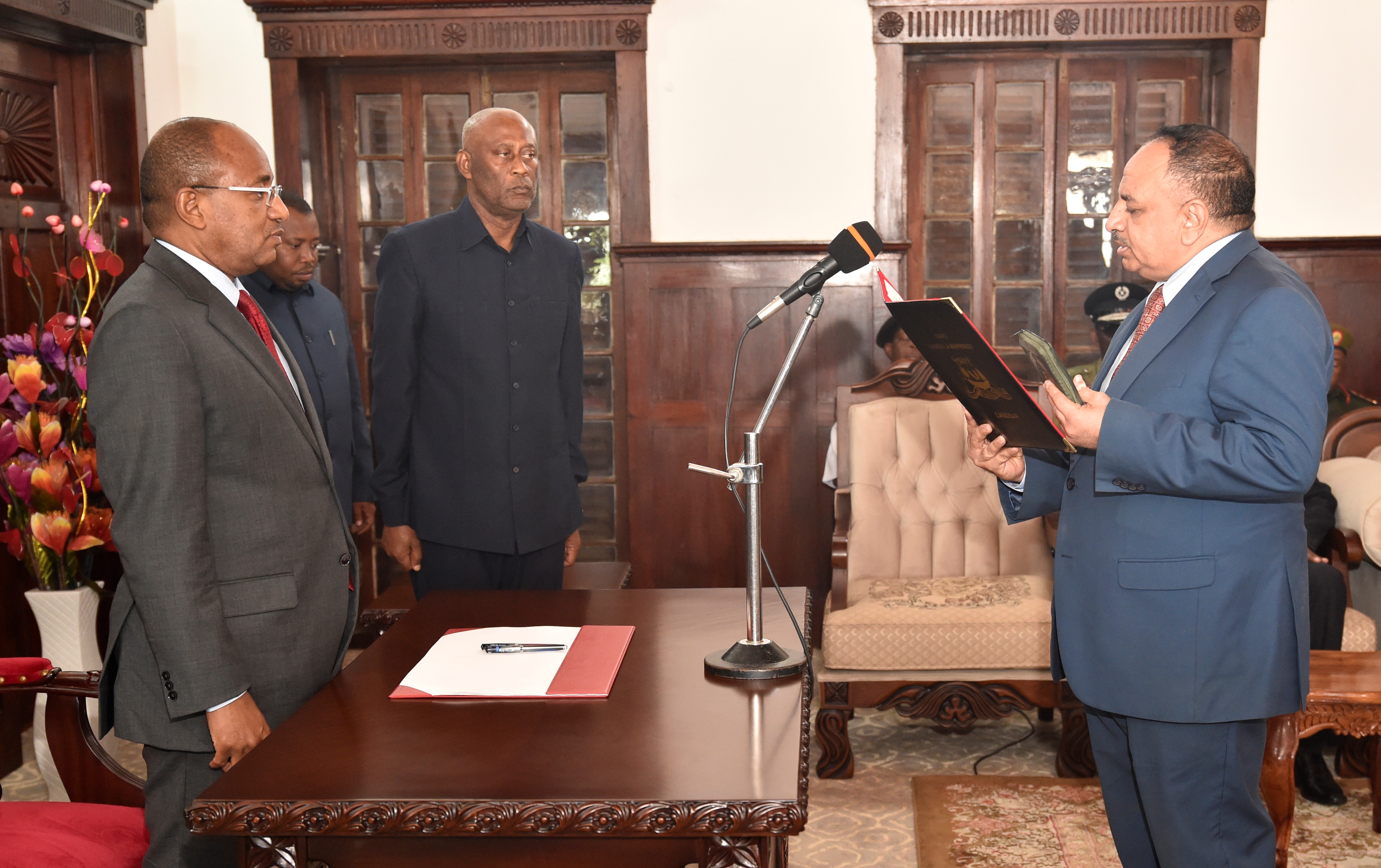 RAIS WA ZANZIBAR DK. MWINYI AMUAPISHA SULEIMAN AHMED SALEH KUWA KATIBU ...