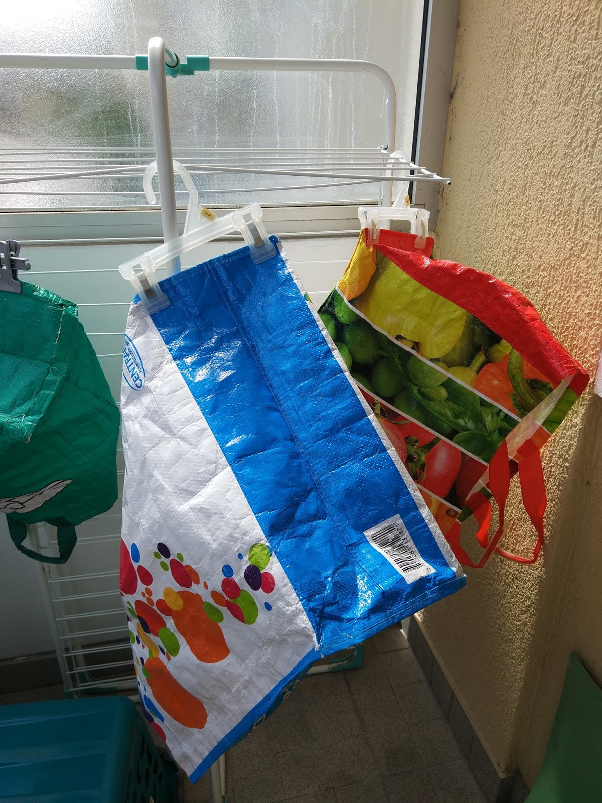 Recycler un sac de courses réutilisable.