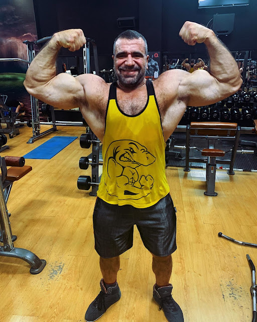 Muscle Lover: Spanish master bodybuilder Toni Lloret (3)