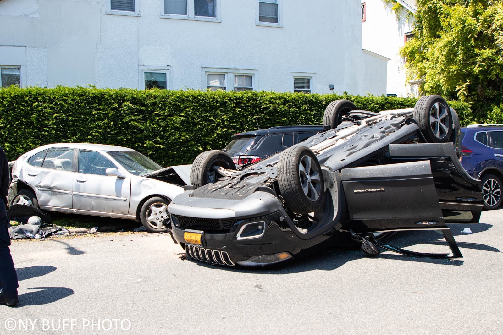 New York Buff Media: Overturned Car Injures 1 On Roder Ave In Brooklyn
