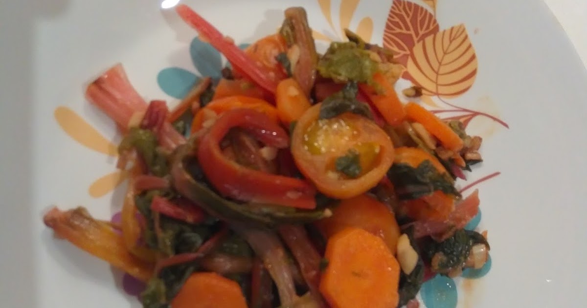 Bledes vermelles saltejades amb verduretes i ametlles