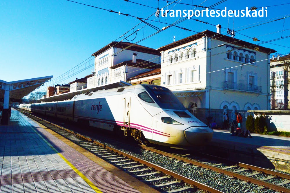Transportesdeuskadi: Renfe S-130 en Vitoria Gasteiz en doble composición