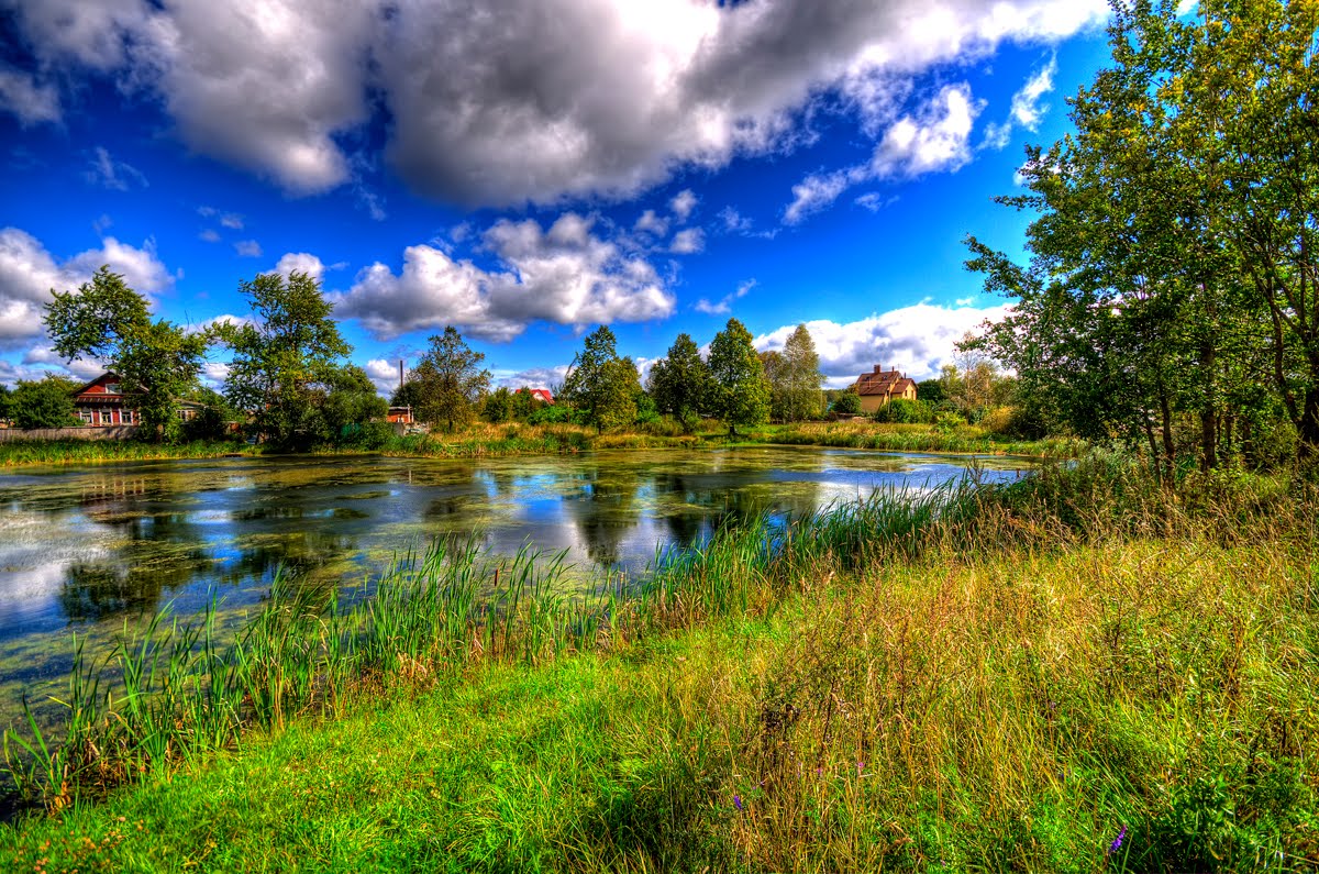 Pequeña comunidad rural muy cerca del lago azul | Wallpaper HD Download