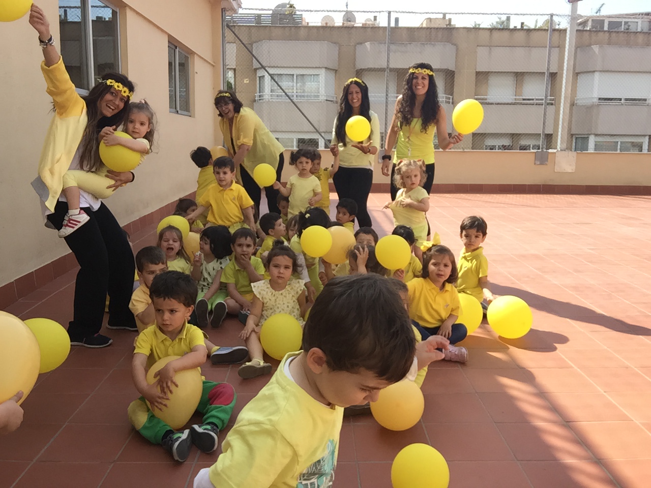 Llar Manyanet Les Corts: P2 Acomiadem el color groc!