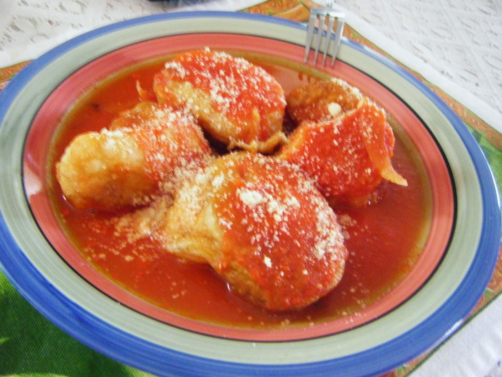 Tortitas de verduras capeadas con queso en caldillo de tomate