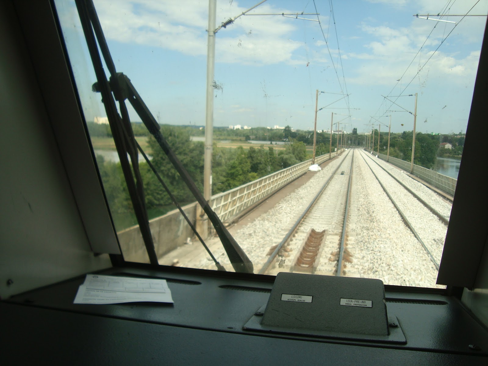 En cabine d'un MI 2N du RER A